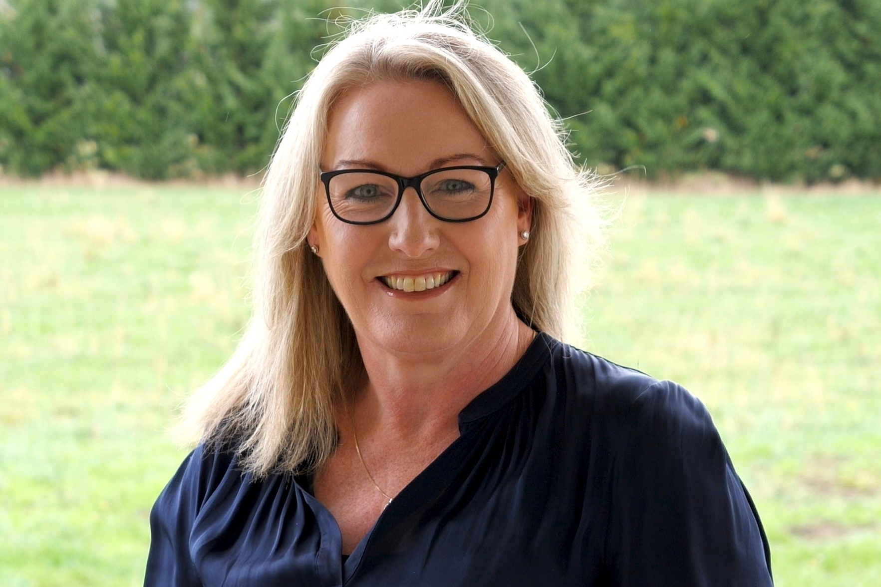 Rebecca Saunders Celebrant - Marriage Celebrant Launceston | Easy Weddings